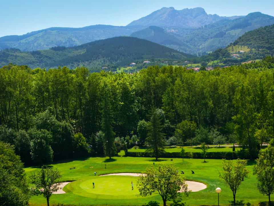 Si quiere jugar al golf en el País Vasco, este artículo le interesará ...
